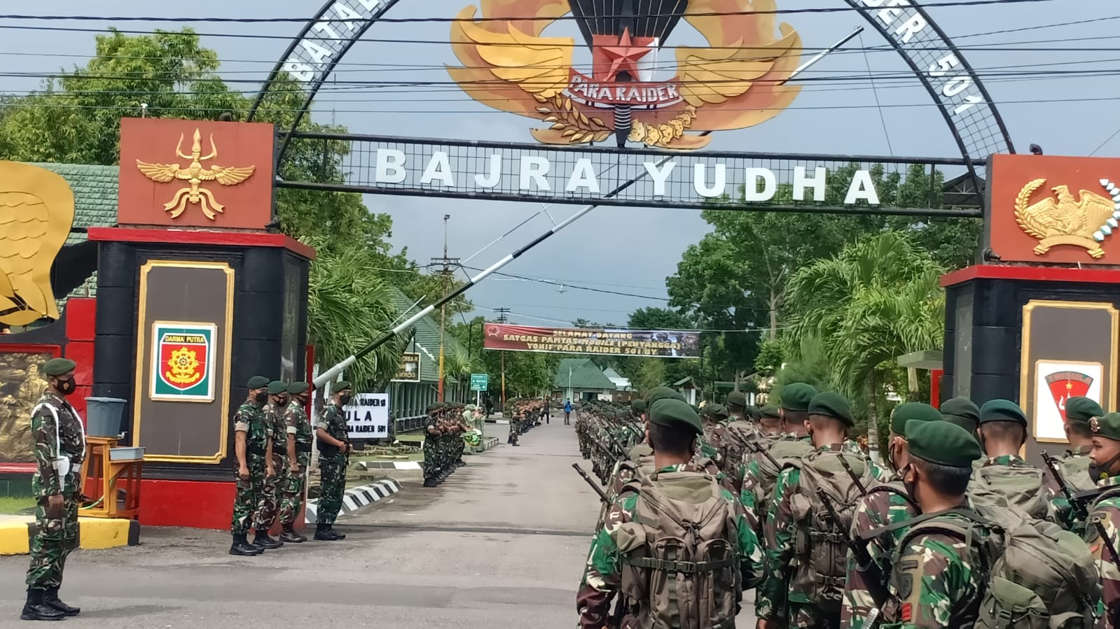 Masyarakat Sambut Meriah Kedatangan 450 Prajurit Para Raider 501/BY ...